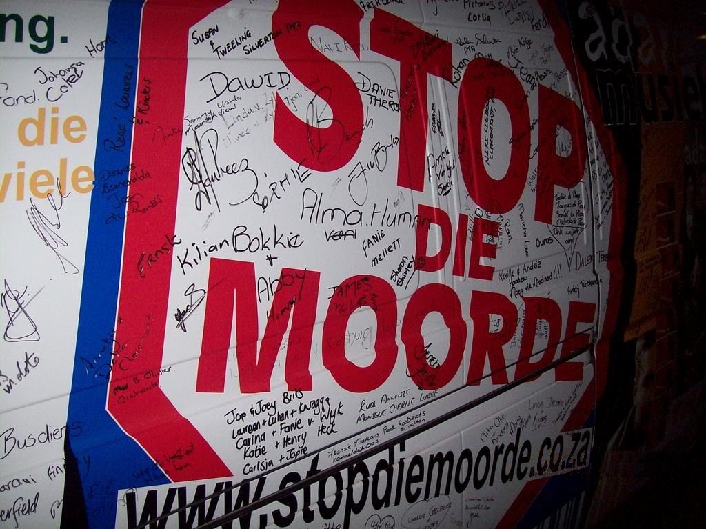 Opschriften op de bus van Stop die Moorde!